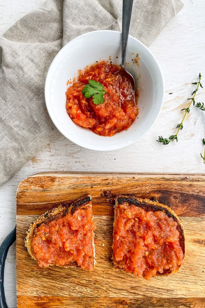 SPANISH TOMATO BREAD "PA AMB TOMAQUET" • Bites In The Wild